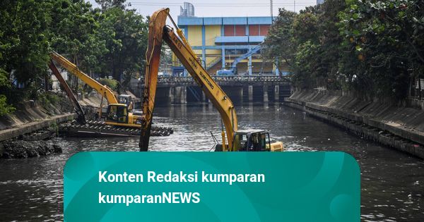 Foto: Gerebek Lumpur Kali Cideng untuk Cegah Banjir | kumparan.com